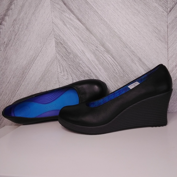 CROCS | Shoes | Crocs Aleigh Wedge Closed Toe Black Leather Shoes Szw ...
